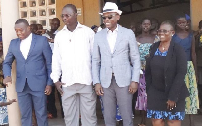 Robert Dussey fête Noël avec les pensionnaires du centre de prise en ...