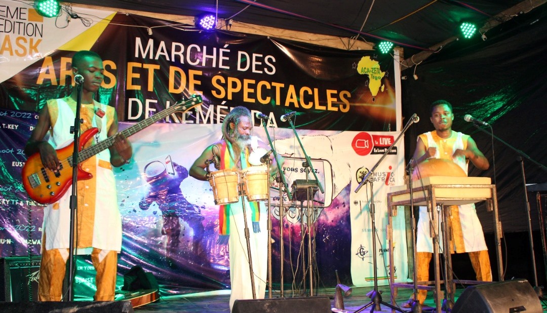 Grand concert du groupe Lucky TT and The Roots of Drums à Kara - LA ...