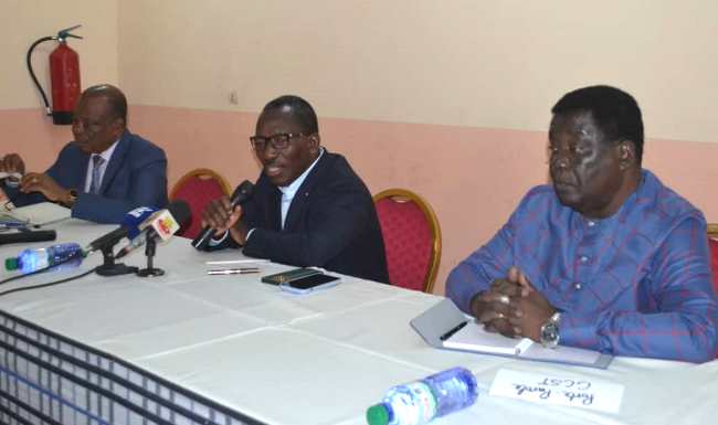 Gilbert Bawara (au milieu), lors de la rencontre… – LA PREMIERE AGENCE ...