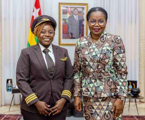 Togo: La première femme pilote togolaise de la compagnie Asky célébrée ...