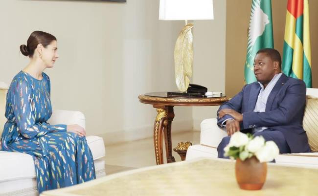 Le président Faure Gnassingbé et Mme Jennifer Schechter en tête-à-tête ...