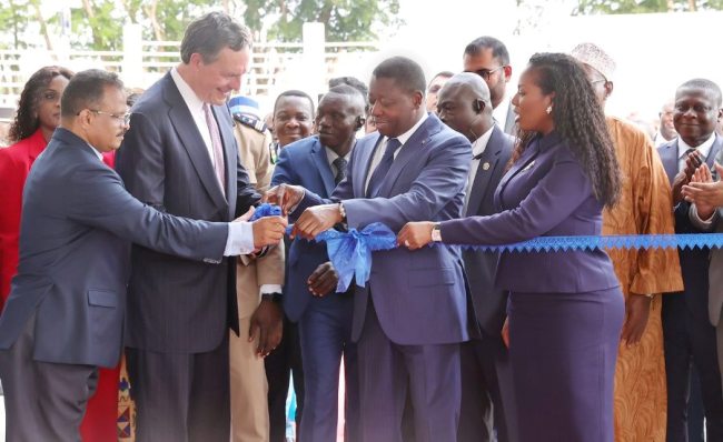 Togo : Le président du Conseil inaugure l’usine textile Star Garments à ...