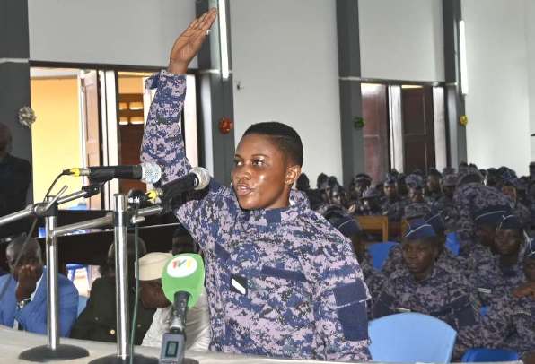 Une nouvelle recrue prêtant serment….. – LA PREMIERE AGENCE DE PRESSE ...